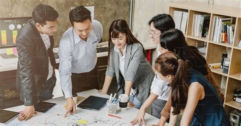 크리에이티브 에이전시 비즈니스 브레인스톰 회의 프레젠테이션의 톱뷰 제품 출시 프레젠테이션 계획 전략 신사업 개발에 대한 로드맵을 논의하는 팀 사진 Unsplash