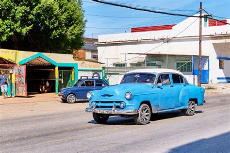 쿠바 하바나의 비 관광 지역에서 거리를 따라 운전하는 오래된 파란색 복고풍 자동차 거리에 대한 스톡 사진 및 기타 이미지 거리 건물 외관 건물 정면 Istock