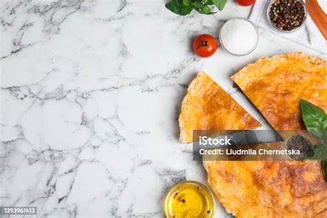 하얀 대리석 테이블에 다진 고기와 재료가 들어간 맛있는 파이 평평하게 누워 있습니다 텍스트를 위한 공간 0명에 대한 스톡 사진 및 기타 이미지 Istock