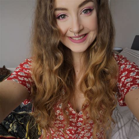 25f Lady In Red Scrolller