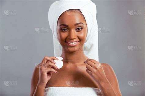 爆炸头 女孩 自然美 女人 水平画幅 可爱的 美女 人体 棕色头发 人