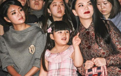 13 Year Old Wang Shiling Danced In Black Silk Was Exposed To Puppy