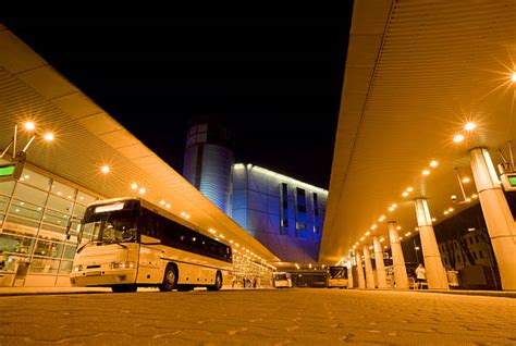 910 Noche De La Estación De Autobuses Fotografías De Stock Fotos E