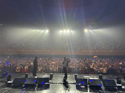 더쿠 친구에게 공연 후 인증샷을 맡겨보았다 twt