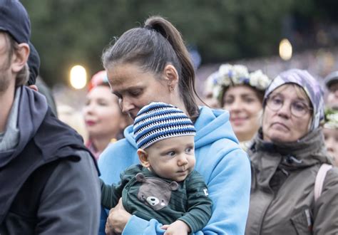 Armsad KlÕpsud Carmen Kass Naudib Perega Saaremaa Idülli