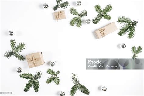 크리스마스 또는 겨울 구성 흰색 배경에 전나무 나뭇 가지의 공예 종이로 장식 된 수제 선물 상자 플랫 레이 상단 보기 복사 공간 겨울에 대한 스톡 사진 및 기타 이미지