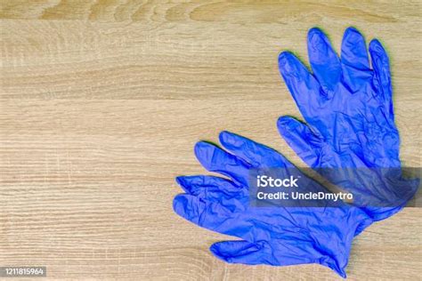 파란색 고무 의료 장갑나무 테이블에 놓여 있습니다 위생및 인간의 손보호의 개념 텍스트의 공간을 복사합니다 맨 위 보기 보호 장갑에 대한 스톡 사진 및 기타 이미지 Istock