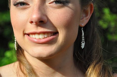 무료 이미지 사람 소녀 여자 초상화 모델 유행 레이디 표정 말뿐인 헤어 스타일 미소 눈썹 입 닫다