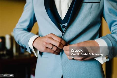 남자는 버튼을 고정합니다 양복을 입은 신랑 방에 서있는 셔츠 닫아 가까운에 대한 스톡 사진 및 기타 이미지 가까운 결혼식 기업 비즈니스 Istock