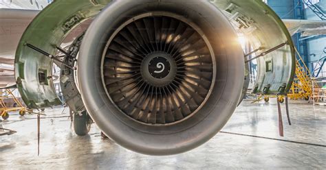 유지 보수를 위해 격납고 측면에 열린 후드가있는 항공기 엔진 제트기 사진 Unsplash의 수송 이미지
