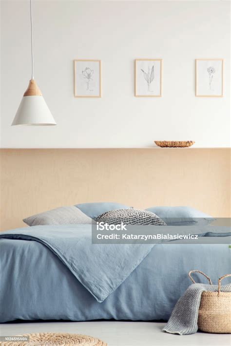 포스터와 함께 화이트 침실 인테리어와 담요로 바구니에 블루 침대 위에서 램프 실제 사진 0명에 대한 스톡 사진 및 기타 이미지 0명 Diy 가구 Istock
