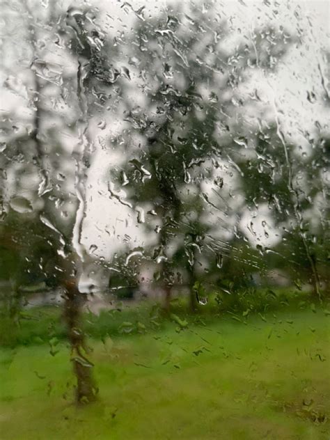 Капли на стекле