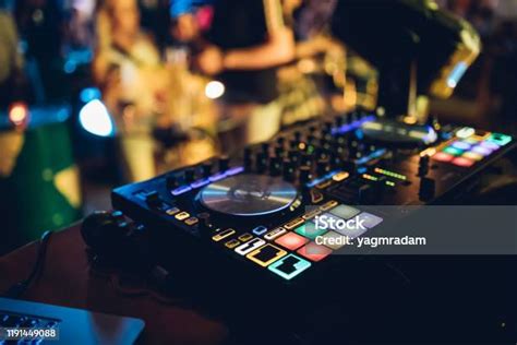 전문 Dj는 해변 나이트 클럽의 무대에서 턴테이블 콘솔에서 라이브 세트와 믹싱 음악을 연주합니다 클럽 파티에서 사운드 믹서 스테이션에 디스크 조키 손 음악과 파티를 재생하기