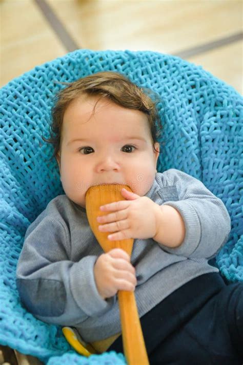 Hungerbaby Konzept Neugeborenes Baby Das Auf Dem Bett Liegt Ich Liebe Das Baby Neugeborenes