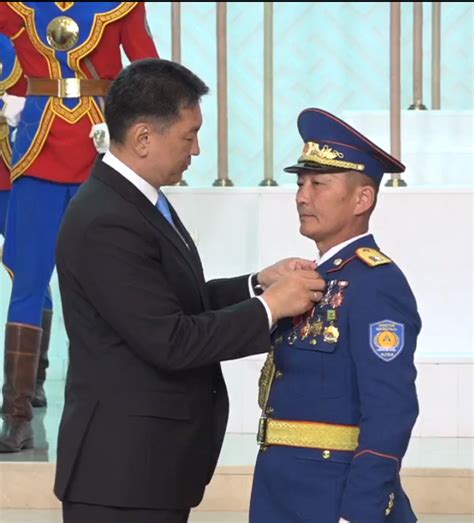 ШУУД Онцгой байдлын албан хаагчдад төрийн одон медаль гардуулж байна