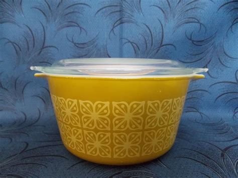 Vintage Pyrex Autumn Floral Casserole Dish With Square Flowers 1 Qt