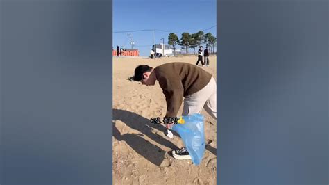 바다에서 1시간 동안 쓰레기 줍는 아저씨🫗 Youtube