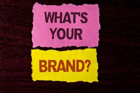 어떤은 당신의 브랜드 질문을 보여주는 글을 참고 비즈니스의 정의 개별 상표 식별 회사 나무 배경에 눈물 스티커 메모 용지에 작성을 보여주는 사진 고객에 대한 스톡 사진 및