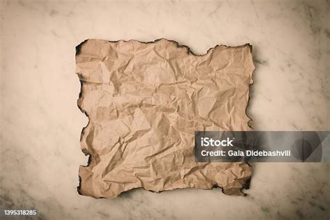 추상적 인 배경 뗏목 종이의 구겨진 시트 탄 가장자리 소박한 색조 사람 수평 0명에 대한 스톡 사진 및 기타 이미지 0명