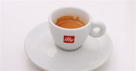 갓 내린 깨지다 남부 지방 사투리 단순한 대담한 도기 도시 도시의 둥근 뜨거운 라이프스타일 맛 몰타 문화 미니멀리스트 바리스타 발레타 부자