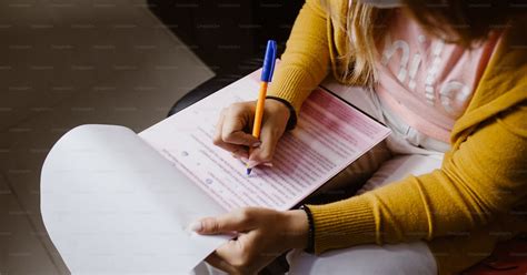 라틴 여성은 남미에서 문서 또는 설문지를 작성하고 서명합니다 사진 Unsplash의 종이 이미지