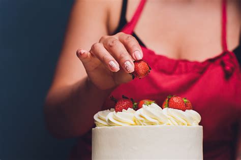 딸기로 장식 된 과자는 흰색 크림비스킷 케이크 케이크는 나무 테이블에 서 있다 수제 페이스트리 요리 케이크의 개념 거품 내기에 대한 스톡 사진 및 기타 이미지 Istock