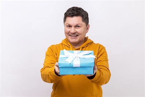 긍정적인 관대한 남자는 웃고 선물 상자를 주고 휴일 선물 자선 개념을 공유합니다 권투 스포츠에 대한 스톡 사진 및 기타 이미지 권투 스포츠 놀라움 50 54세