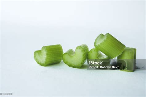 흰색 배경에 갓 자른 셀러리 조각 바삭한 질감과 자연스러운 디테일을 보여주는 녹색 야채 조각의 클로즈업 요리 다이어트 및 영양