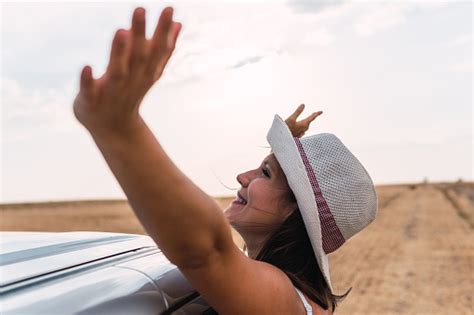 하얀 모자를 쓴 어린 소녀는 캠핑카 밴의 창문 밖으로 기대어 웃으며 옆 위치에서 공중에 손을 올렸다 밴 생활의 개념 트럭에 대한 스톡 사진 및 기타 이미지 Istock