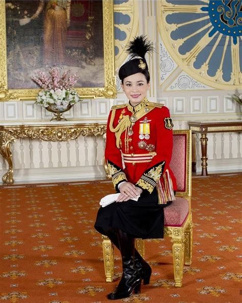รวมภาพพระอิริยาบถในฉลองพระองค์อันงดงามของ “สมเด็จพระนางเจ้าสุทิดาฯ พระ