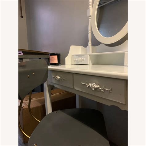 Classic Vanity With Rosette Details Aptdeco