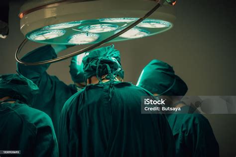 현대 수술실에서 수술 수술을 수행하는 아시아 의료 팀 병원에서 일하는 녹색 유니폼 농축액을 입은 의사와 간호사 병원에 대한 스톡 사진 및 기타 이미지 Istock