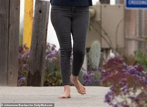 Elizabeth Holmess Feet