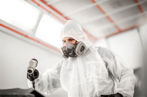 자동차 차체가 게의 도장 부스에 공 압 도장 건조 기를 사용한 자동차 도장 기술자 차에 대한 스톡 사진 및 기타 이미지 차