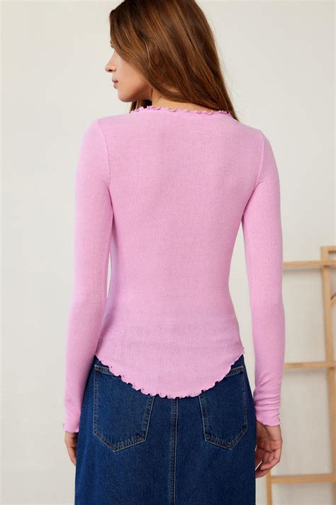 아웃 프롬 언더 스퀘어 넥 레이어링 탑 어반 아웃피터스 한국 공식 스토어 라이프스타일 편집샵 여성 의류 남성 의류 홈 라이프 스타일 음반 및 사진용품