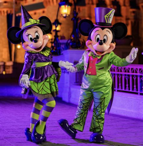 Omg See Mickey And Minnies New Halloween Costumes In Disney World
