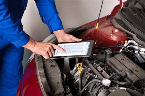 113 Close Mechanic Using Digital Tablet Royalty-Free Photos and Stock ...