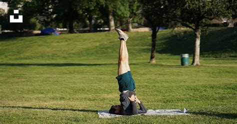 파란 반바지와 검은 구두를 신은 남자가 땅에 누워 있다 사진 Unsplash의 무료 섹시 이미지