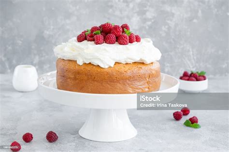 회색 콘크리트 배경 위에 휘핑 크림과 신선한 라즈베리를 곁들인 트레스 레치 케이크 라틴 아메리카의 전통 케이크 공간을 복사합니다