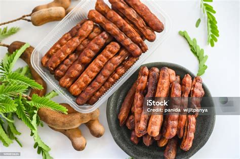 타마린드 달콤한 음식 과일 잘 익은 타마린드가 접시와 흰색 배경에 있고 타마린드 껍질은 상자 패키지 열대 과일 여름에 있습니다