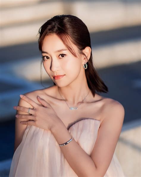 39歲楊愛瑾親子裝減齡散發少女味 陪仔女過聖誕節似足三姊弟 星島日報