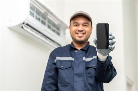 휴대폰으로 에어컨 통화 서비스 에어컨 청소 기술자 그는 앞 덮개를 열고 필터를 꺼내 씻었습니다 들고 스마트폰 기술자에 대한 스톡 사진 및 기타 이미지 Istock