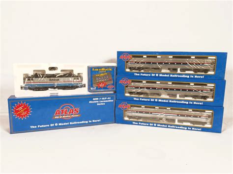 Atlas O Gauge Amtrak Locomotive With Set Of Three Horizon Passenger