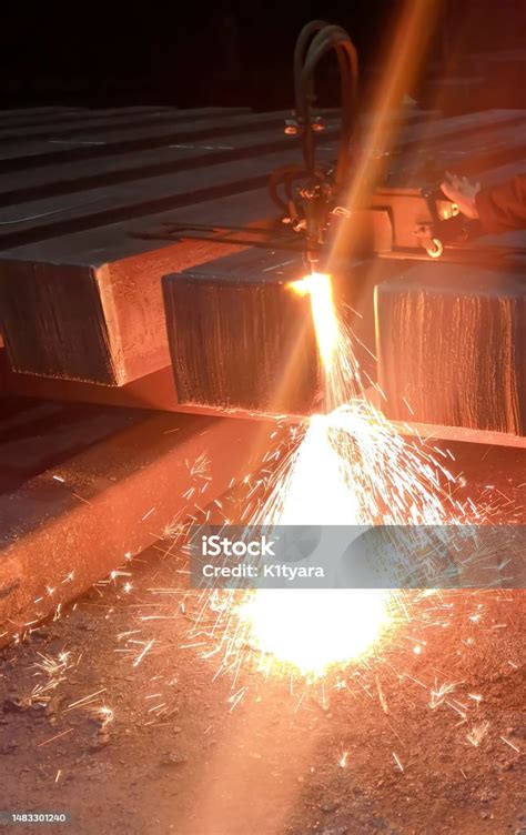 공장에서 금속 가공 기계는 금속을 가공합니다 금속 용 가스 절단기 야 금 술 주조 공장 야금 공장에서 일하십시오 0명에 대한