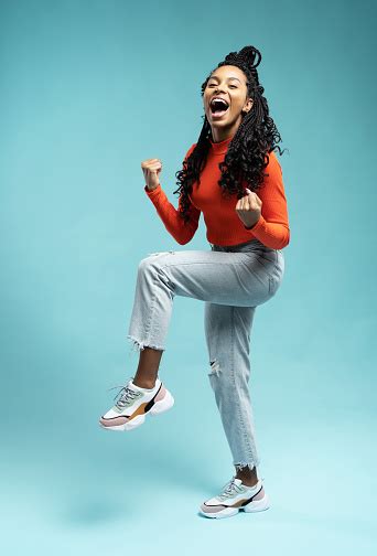 내가 이겼어 성공 승리 행복한 여자는 승자가되는 것을 축하합니다 파란색 배경에 여성 모델의 동적 이미지 승리 동작 활동에 대한 스톡 사진 및 기타 이미지 Istock