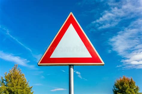 Modern Triangular Pole Sign Minimalist Design Bold Color For Outdoor