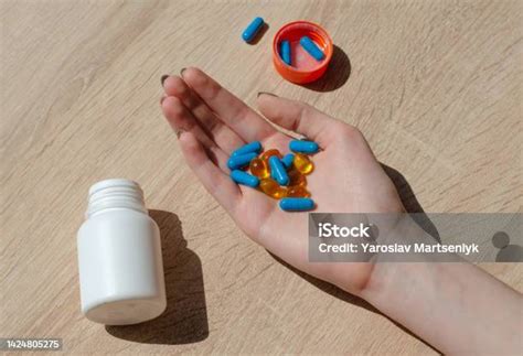 알약을위한 플라스틱 항아리 주황색 뚜껑이있는 흰색 항아리 감기약 제약 활성 환자는 약을 복용합니다 소녀는 질병에 대한 치료법이