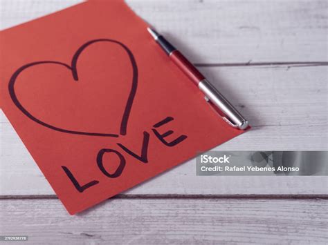 하트와 Love라는 단어가 있는 레드 카드는 영어로 사랑을 의미합니다 0명에 대한 스톡 사진 및 기타 이미지 0명 2월 개념 Istock