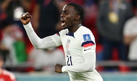 Таткото фудбалска легенда и претседател на Либерија синот стрелец за САД