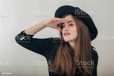 검은 모자와 안경에 회색 배경에서 유행 화장과 젊은 아름 다운 세련 된 여자 세련 된 안경을 쓰고 카메라를 보고 모델입니다 여성 패션 뷰티 개념입니다 미소에 대한 스톡 사진